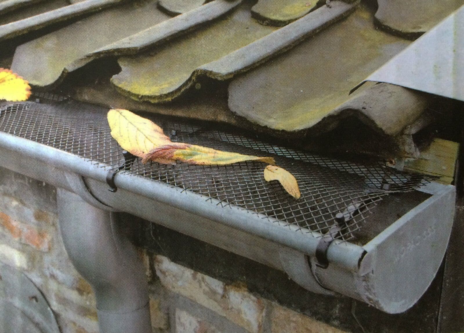 2 x DRAIN FILTERS - 6 metres GUTTER MESH with 15 FIXING HOOKS for ...