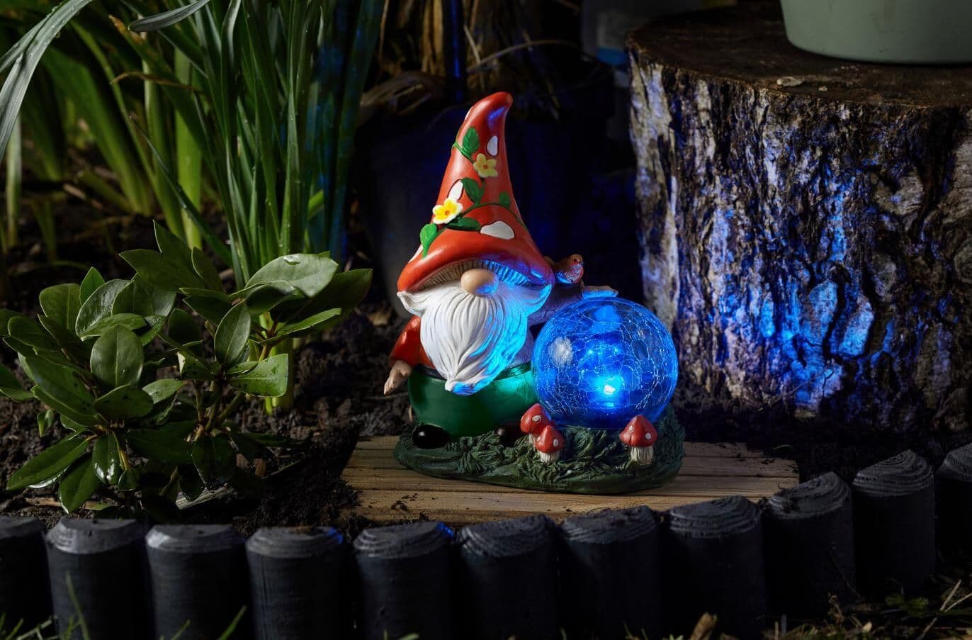 Solar Powered Woodland Wizard With LED Colour Change Crackle Ball