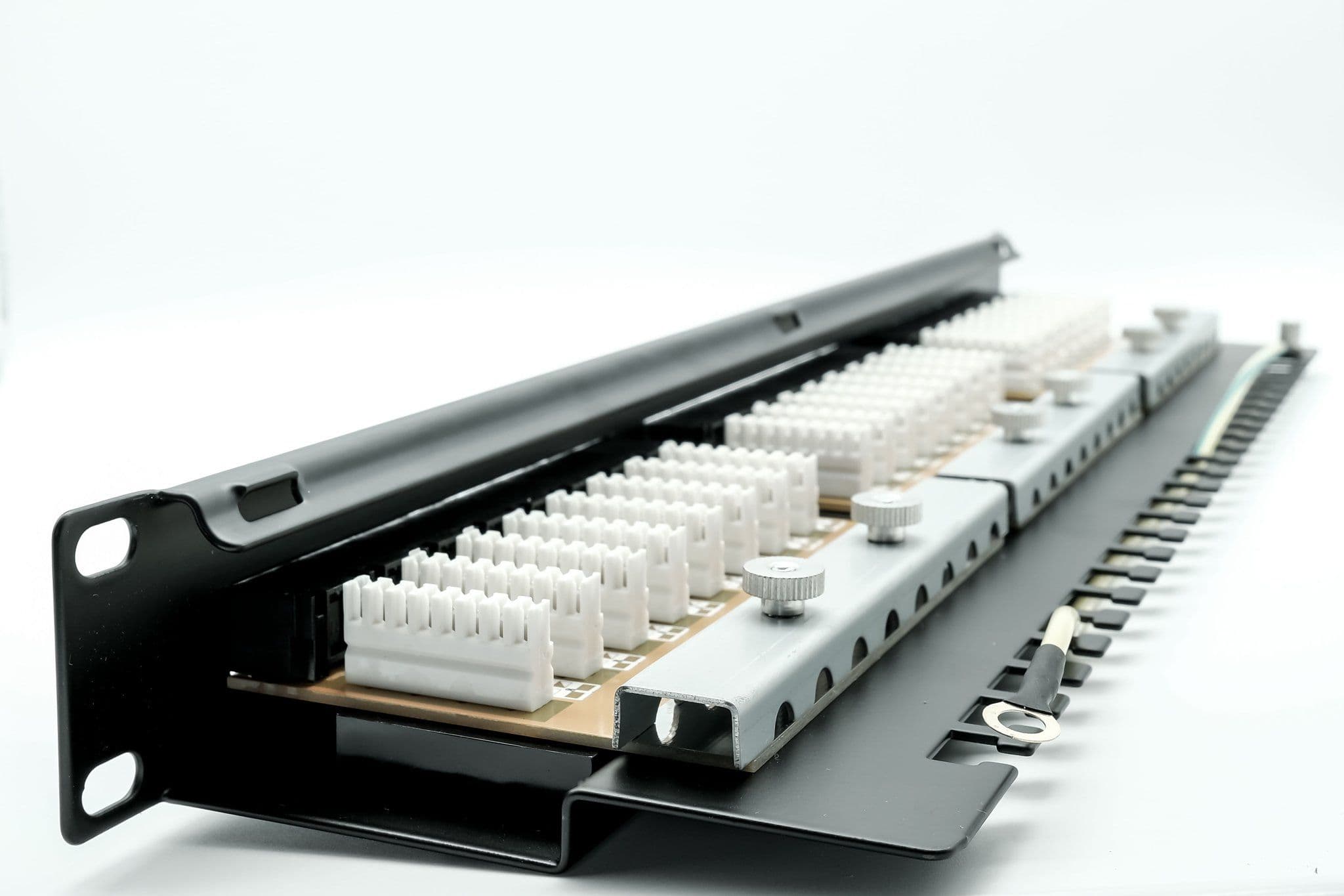 1U 19" 24 Port CAT6 Vertical RJ45 Patch Panel UTP with Cable Management ...