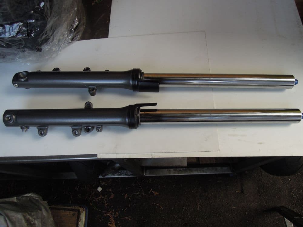 5UX-23102-20 5UX-23103-20 Fully adjustable forks