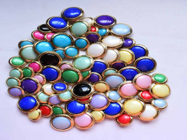 Button Bag Assorted sizes and colours 100 grams