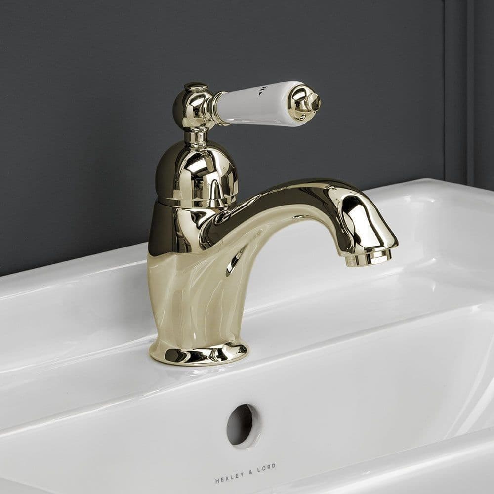 DTUK13XX Classic Close Coupled Doc M Toilet Pack - Brass