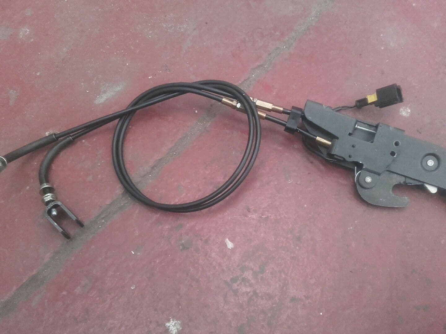 PEUGEOT 206 CC RIGHT SIDE ROOF BOOT LOCK CATCH WITH CABLE