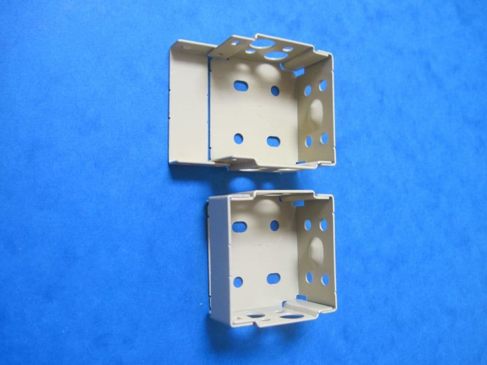 1 PAIR VENETIAN BOX BRACKETS FOR 44MM X 44MM TOP BOX BROWN