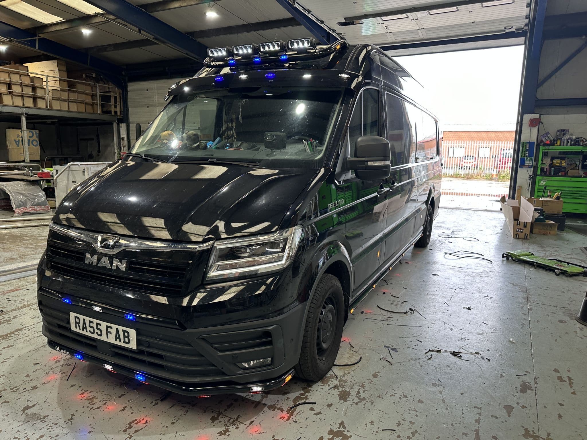 MAN TGE Top Bar PN LABR256