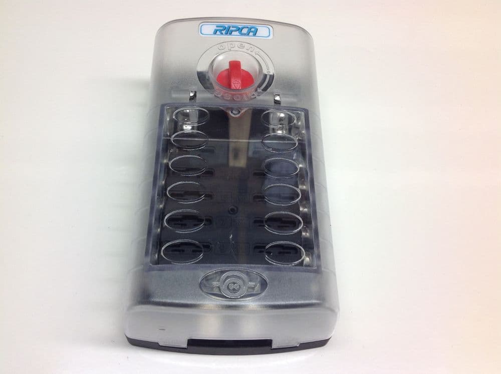 12 Way Fuse box with twin positive bus bars negative bus bar