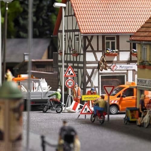 BUSCH 7789 1 87 HO SCALE Road Works Warning Signs