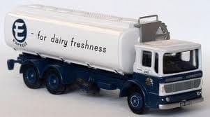 EFE 13601 OO SCALE AEC Ergomatic 3 Axle Tanker Lorry Express Dairy