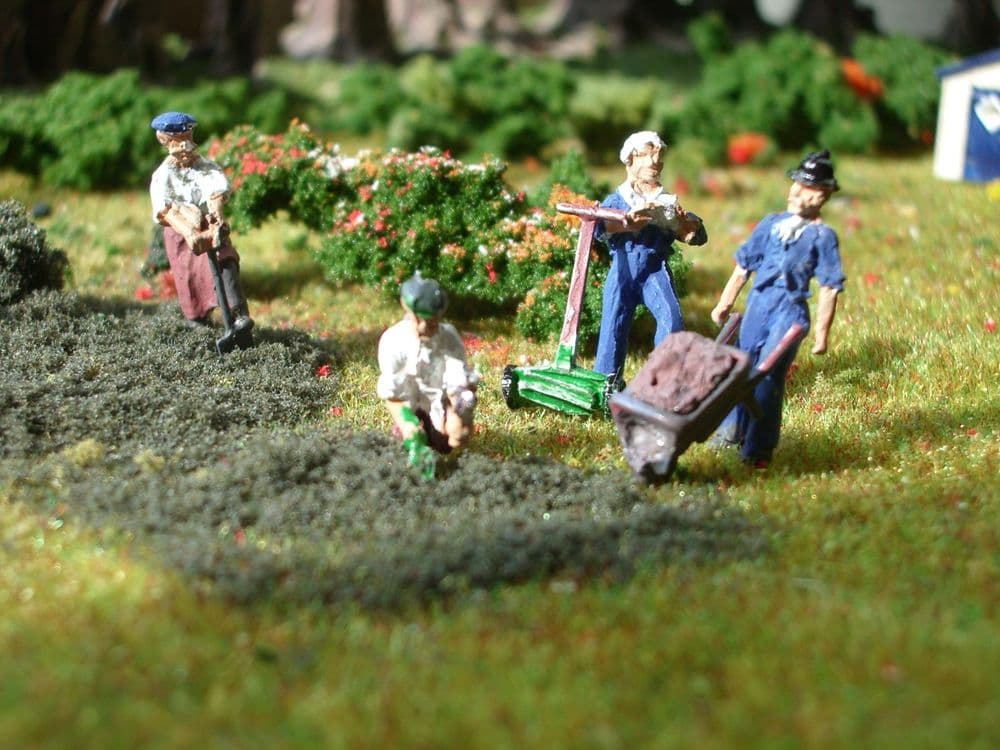 LANGLEY MODELS F46p OO SCALE 4 Gardeners with tools mower etc Painted