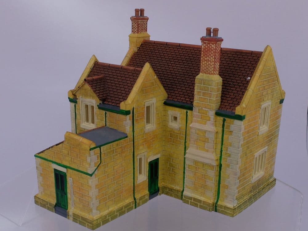 Hornby R7362 South Eastern Railway Station