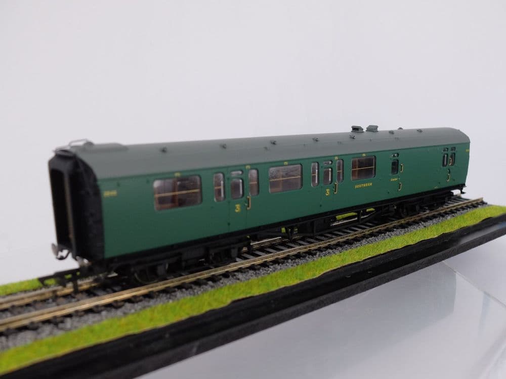 R4884 SR Bulleid 59 Surburban Brake 3RD Coach 2845 in BR Green