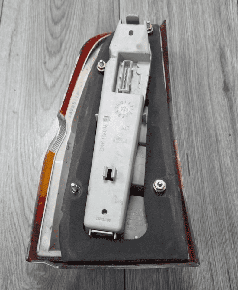 GENUINE FORD ESCORT MK6 ESTATE DRIVER RIGHT TAIL LIGHT 1996 - 2001