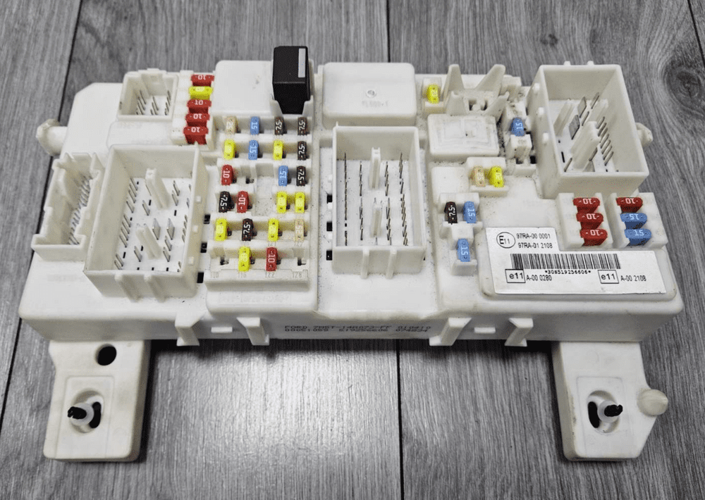 FORD FOCUS MK2 / C-MAX BODY CONTROL MODULE FUSE BOX BCM 7M5T-14A073-FF ...