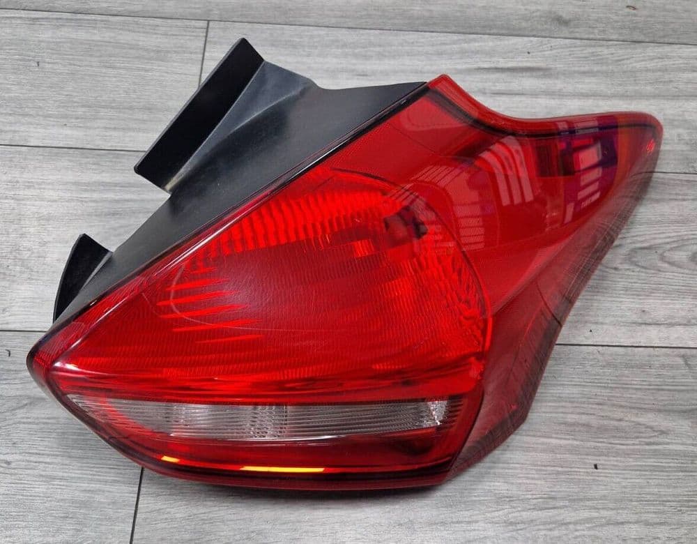 FORD FOCUS MK3 HATCHBACK DRIVER RIGHT NON LED REAR LIGHT CLUSTER 2015 ...