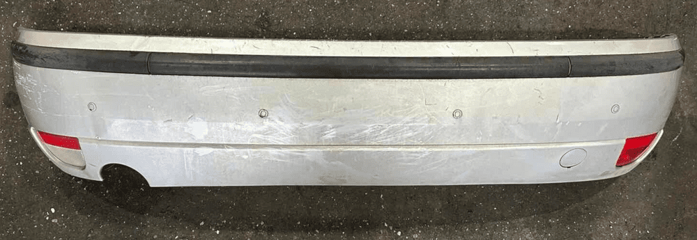 GENUINE FORD FOCUS MK1 HATCHBACK REAR BUMPER MOONDUST SILVER PCD 2002-2005 GENUINE FORD FOCUS MK1 HATCHBACK REAR BUMPER MOONDUST SILVER PCD 2002-2005