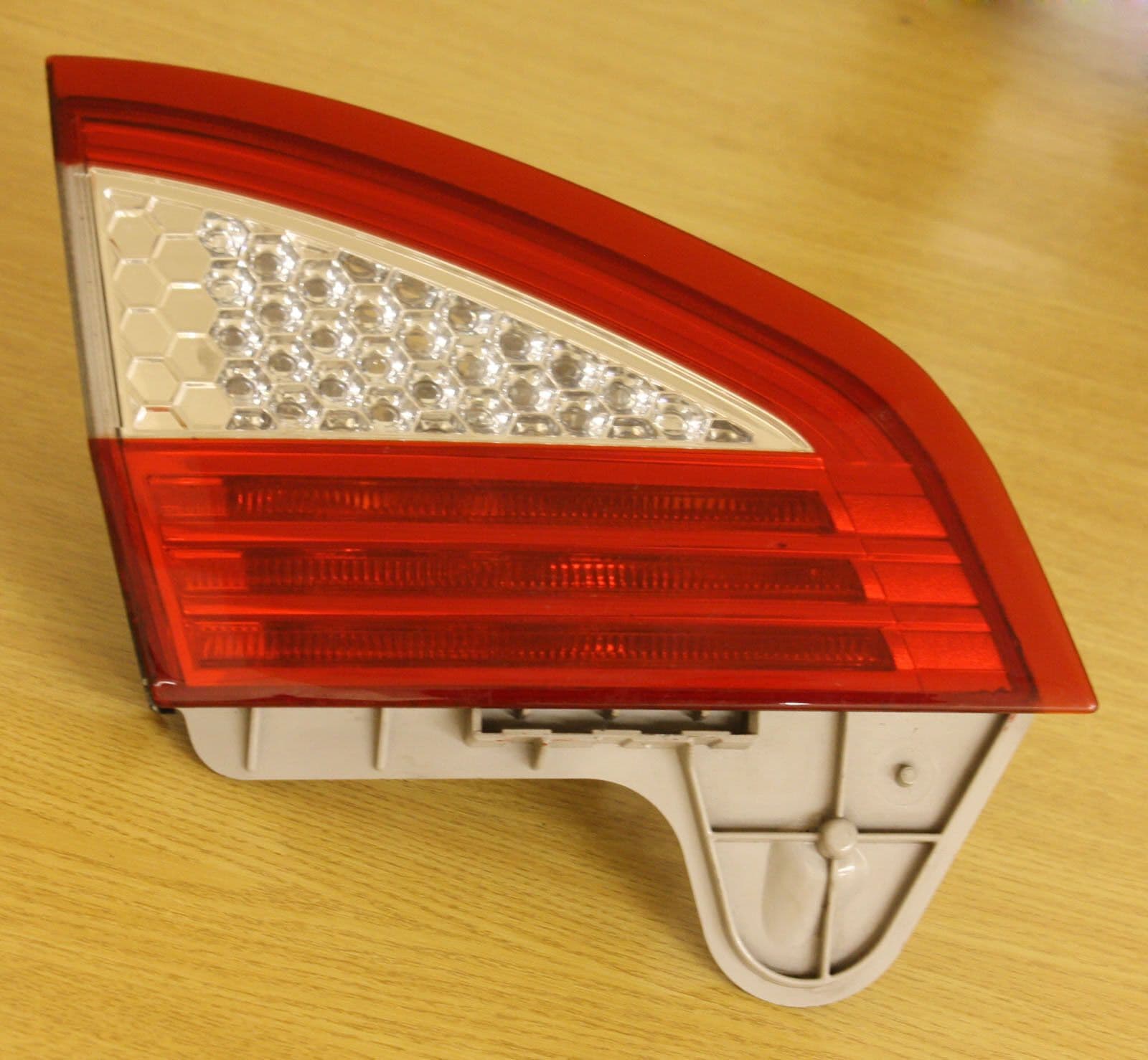 GENUINE FORD MONDEO MK4 HATCHBACK LEFT INNER N/S BRAKE BOOT TAIL LIGHT ...