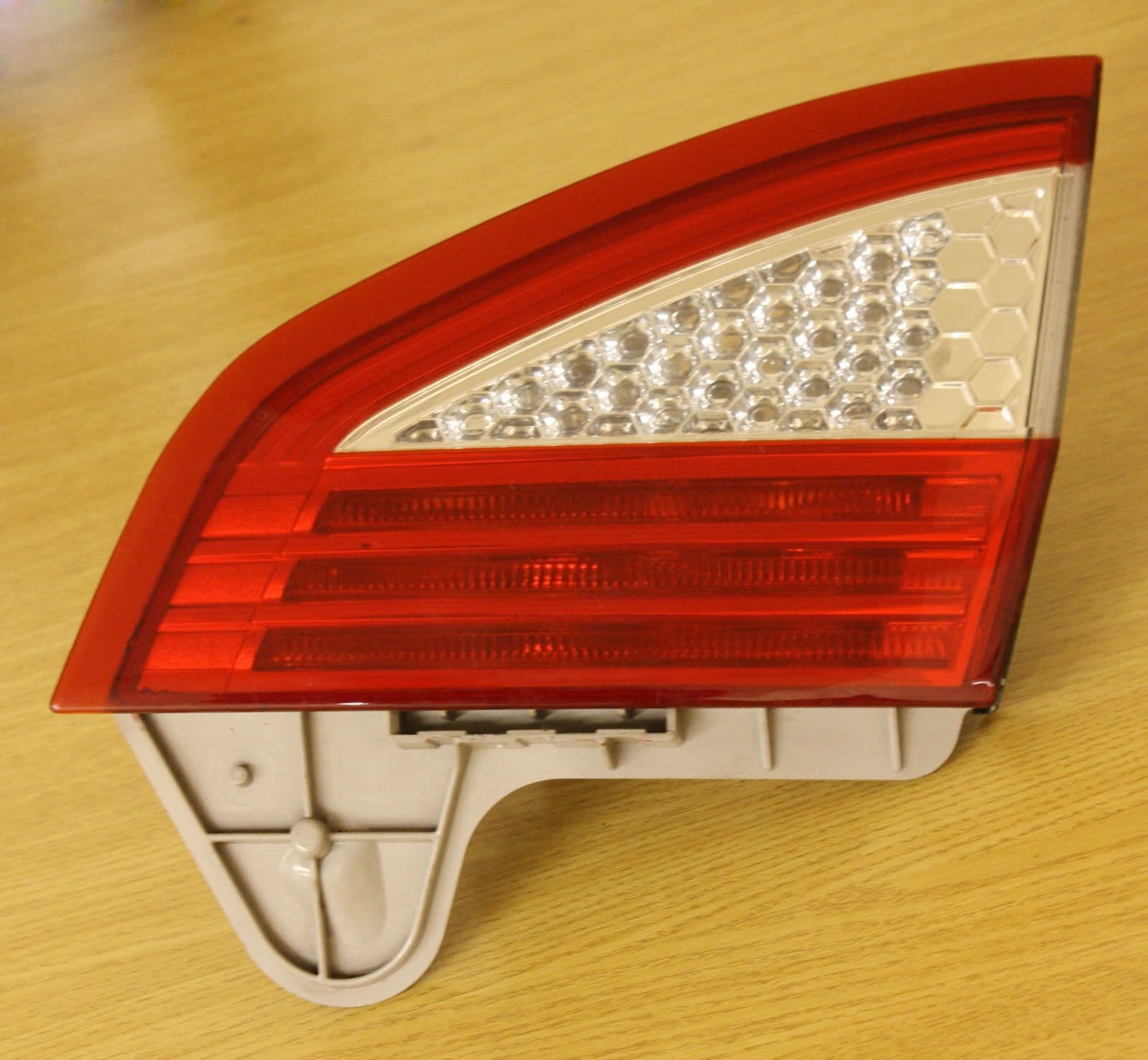 GENUINE FORD MONDEO MK4 HATCHBACK RIGHT DRIVERS INNER BOOT TAIL LIGHT ...