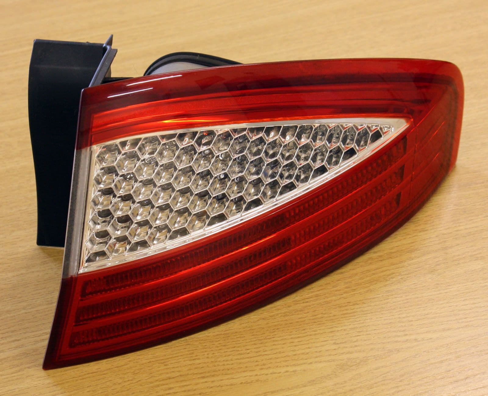 GENUINE FORD MONDEO MK4 HATCHBACK RIGHT OUTER O/S BRAKE TAIL LIGHT 2007 ...