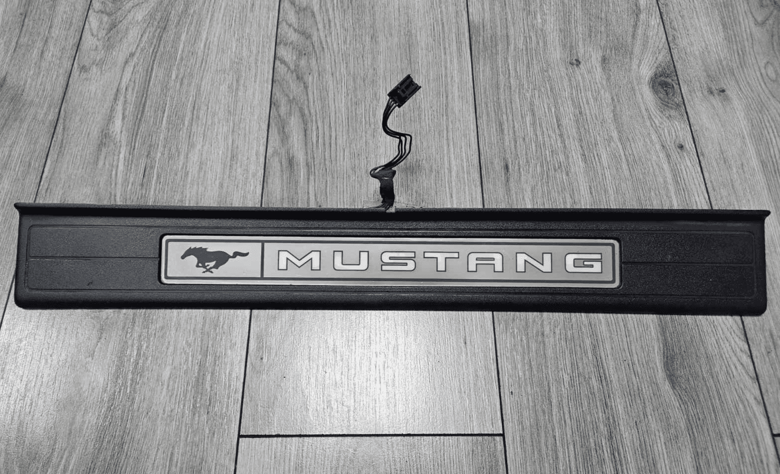 GENUINE FORD MUSTANG LED FRONT PASSENGER LEFT SCUFF KICK SILL PLATE ...