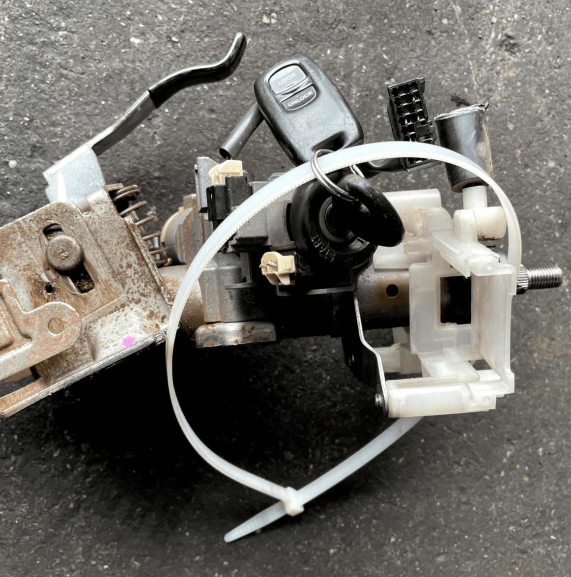 GENUINE FORD RANGER MANUAL STEERING COLUMN IGNITION LOCK KEY 2002 - 2006