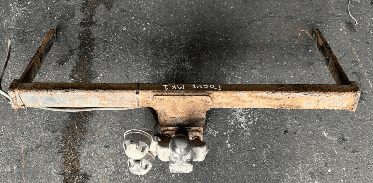 NON GENUINE FORD FOCUS MK1 HATCHBACK HATCH REAR TOWBAR TOW BAR 1998 - 2005