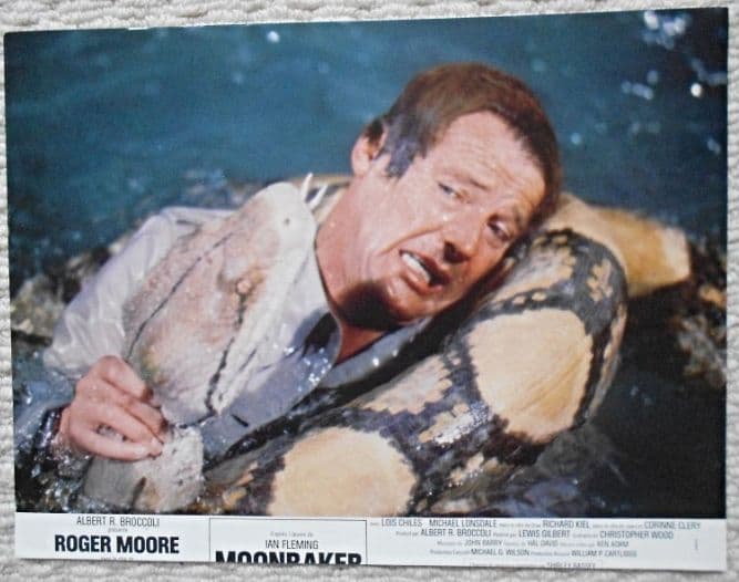 Moonraker Original French still Roger Moore James Bond fights a Snake JB34