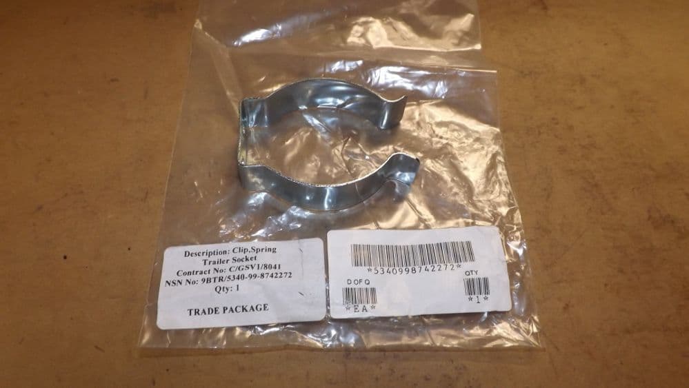 Trailer socket Spring clip NIB
