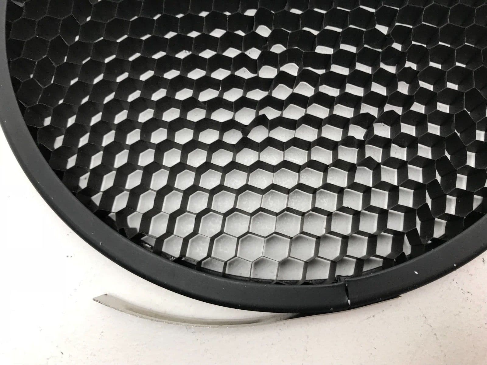 Bowen s grid disc honeycomb diffuser