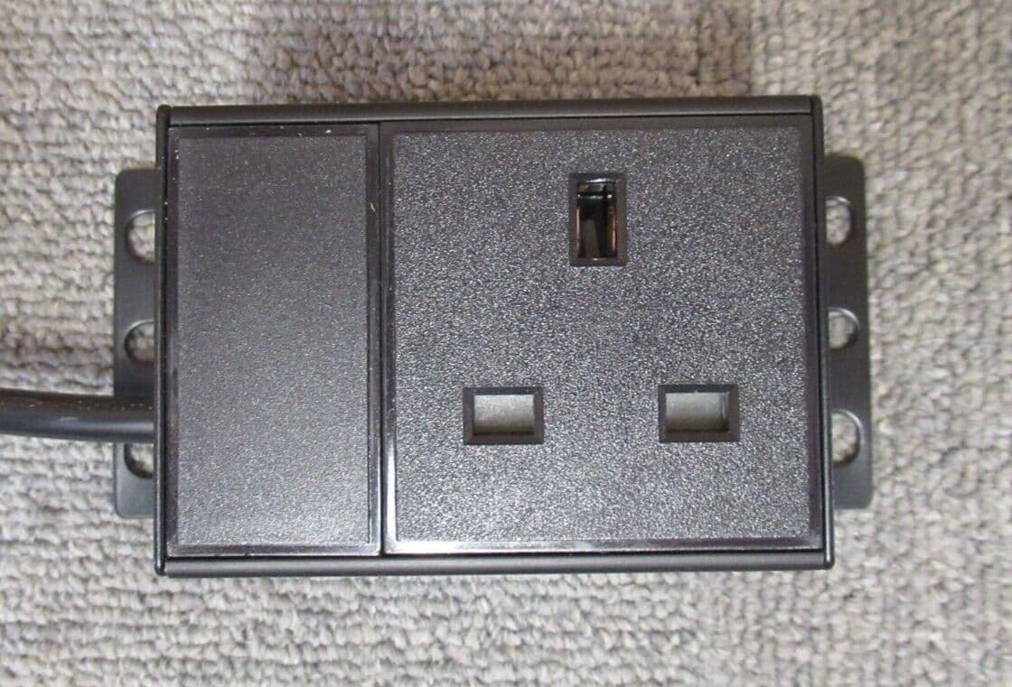 1 Way UK Mains Sockets 1U To IEC C14 Plug Power Distribution Unit 1M Cable