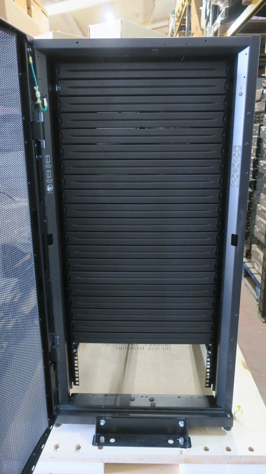 2x NEW APC AR3104 Netshelter SX 24U Server Rack Enclosure Cabinet 600mm ...
