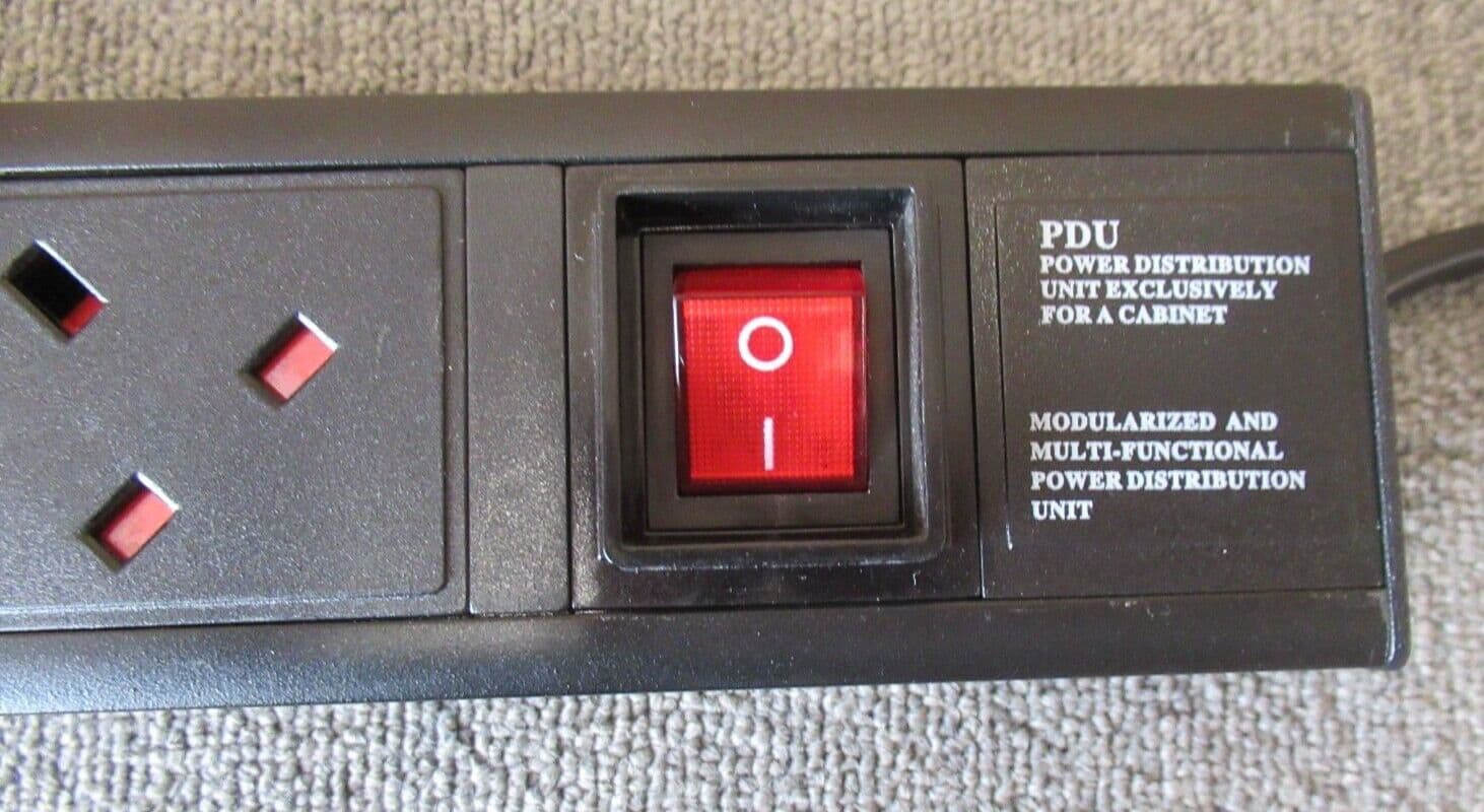 8 UK Output On/Off Switch Horizontal Powerstrip PDU 2 5M 1U C14 Plug