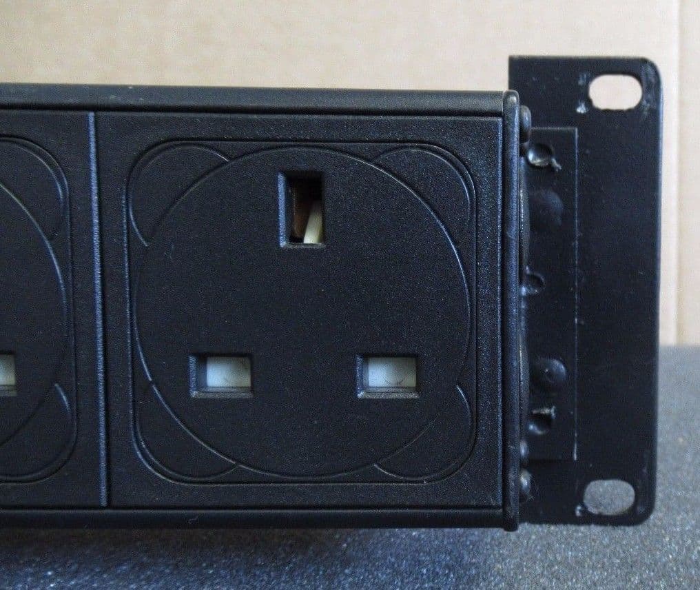8 Way IEC Plug Power Distribution Unit 250V 13A 2U Strip PDU Extension Lead