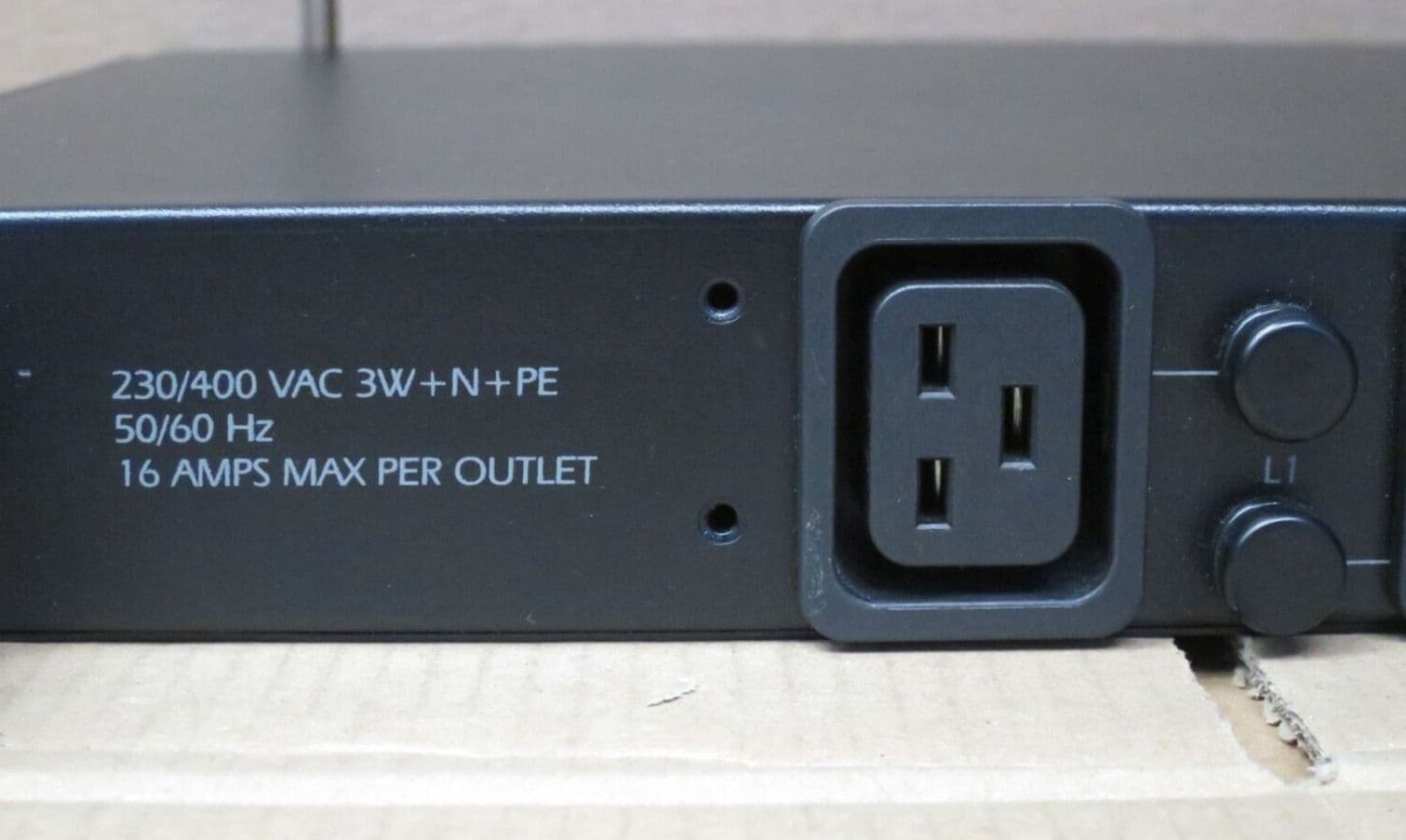 APC AP7526 Rack Mounted PDU 1U 6x 10A/16A C19 Output 1x 32A Input 3PH 400v 2 5m