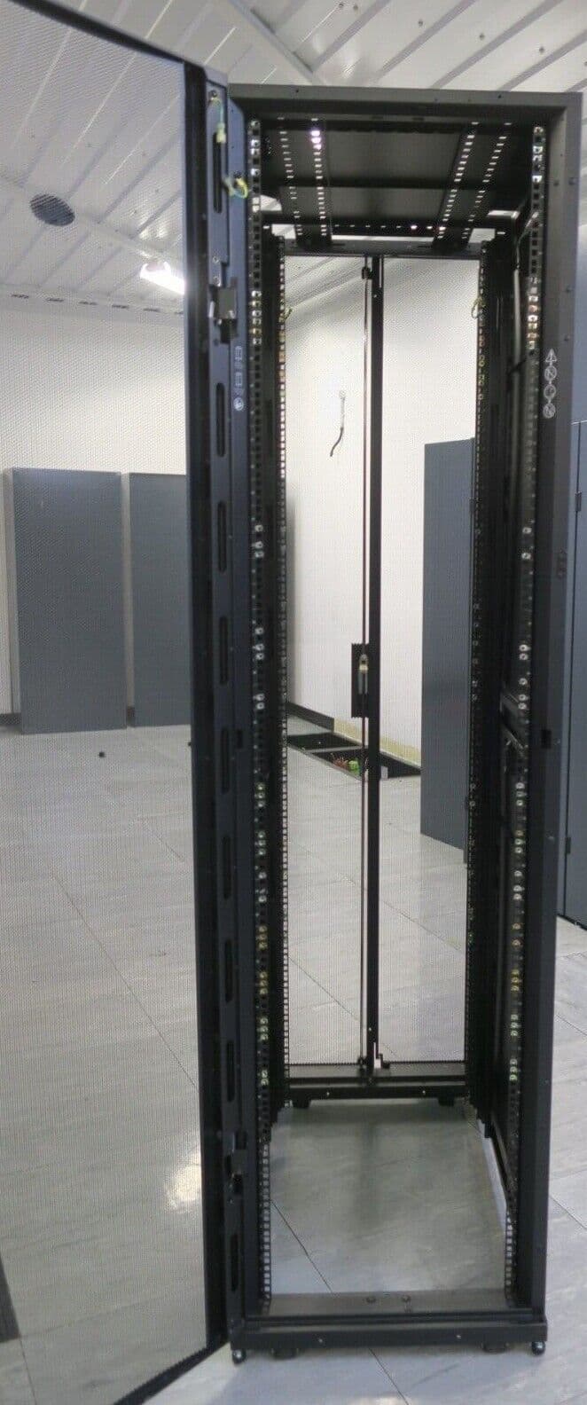 APC AR3107 NetShelter SX Server 19" 600mm 1070mm Networking Rack ...