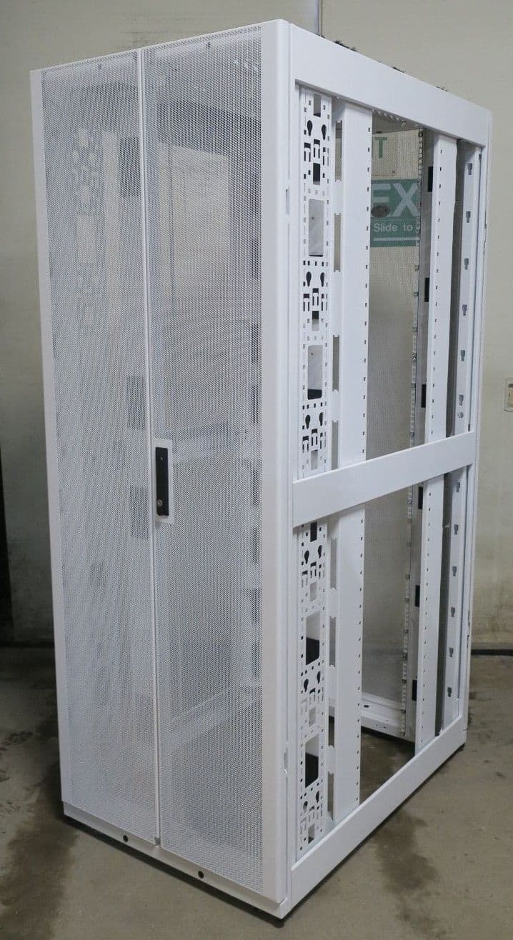 APC AR3150W White Netshelter SX 42U Wide 750mm x 1070mm Server Rack ...