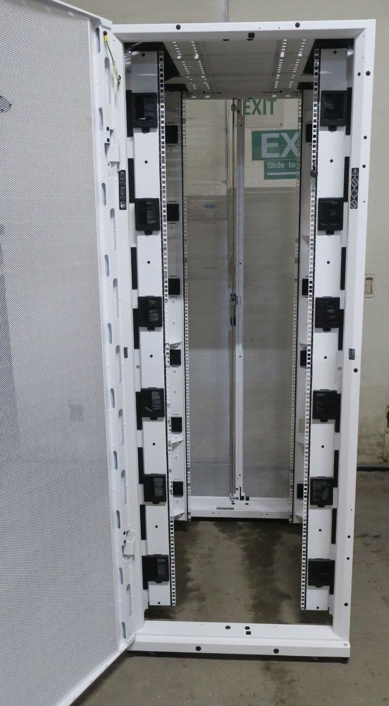 APC AR3150W White Netshelter SX 42U Wide 750mm x 1070mm Server Rack ...