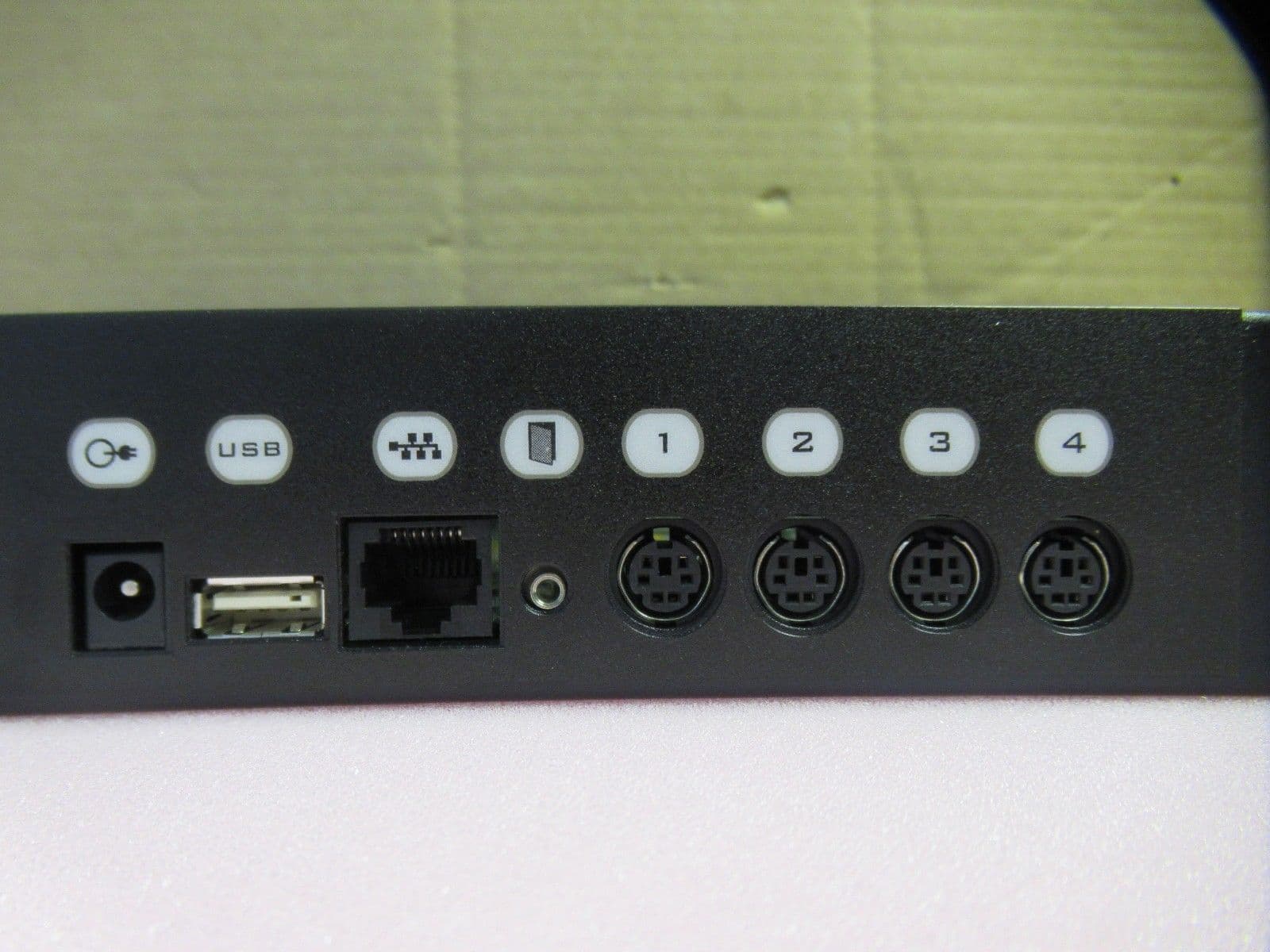 APC NETBOTZ 420E Rack Mount Appliance Monitoring With Rack Ears NBRK0420E