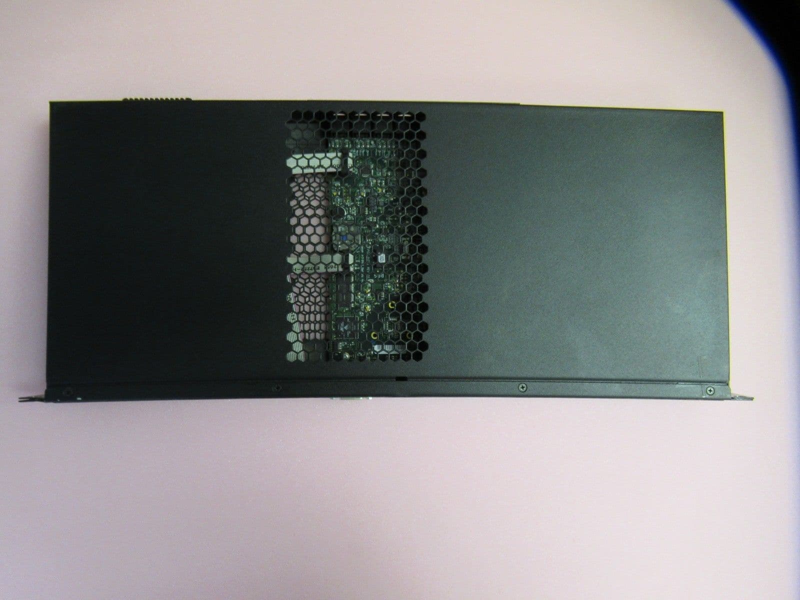 APC NETBOTZ 420E Rack Mount Appliance Monitoring With Rack Ears NBRK0420E