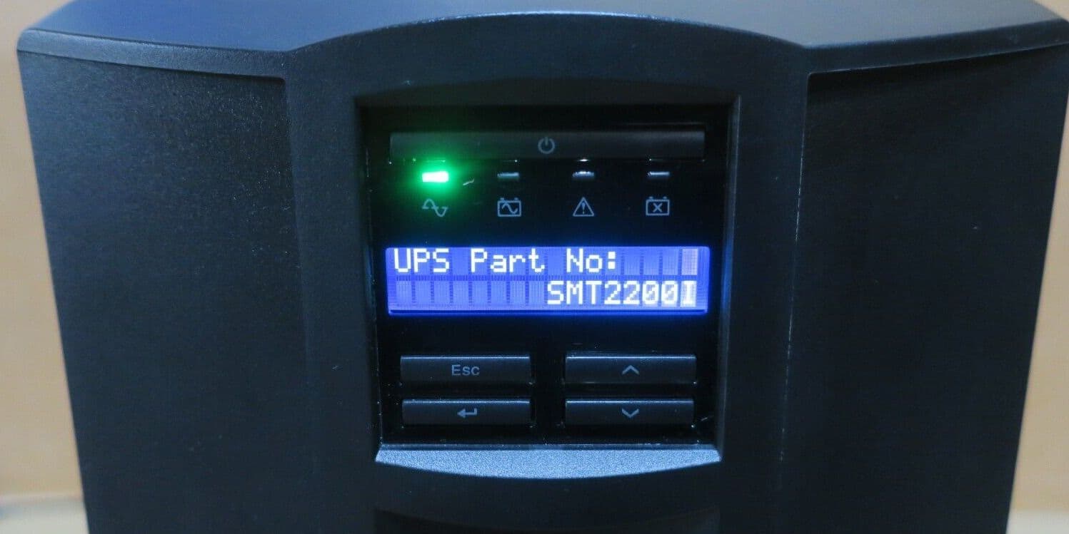 APC Smart-UPS SMT2200I 2200VA 1980W Tower UPS 230V 8x C13 Line Interactive LCD