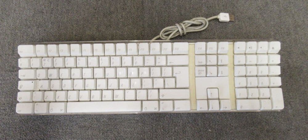 Apple A1048 Genuine Original White USB Wired UK QWERTY Keyboard
