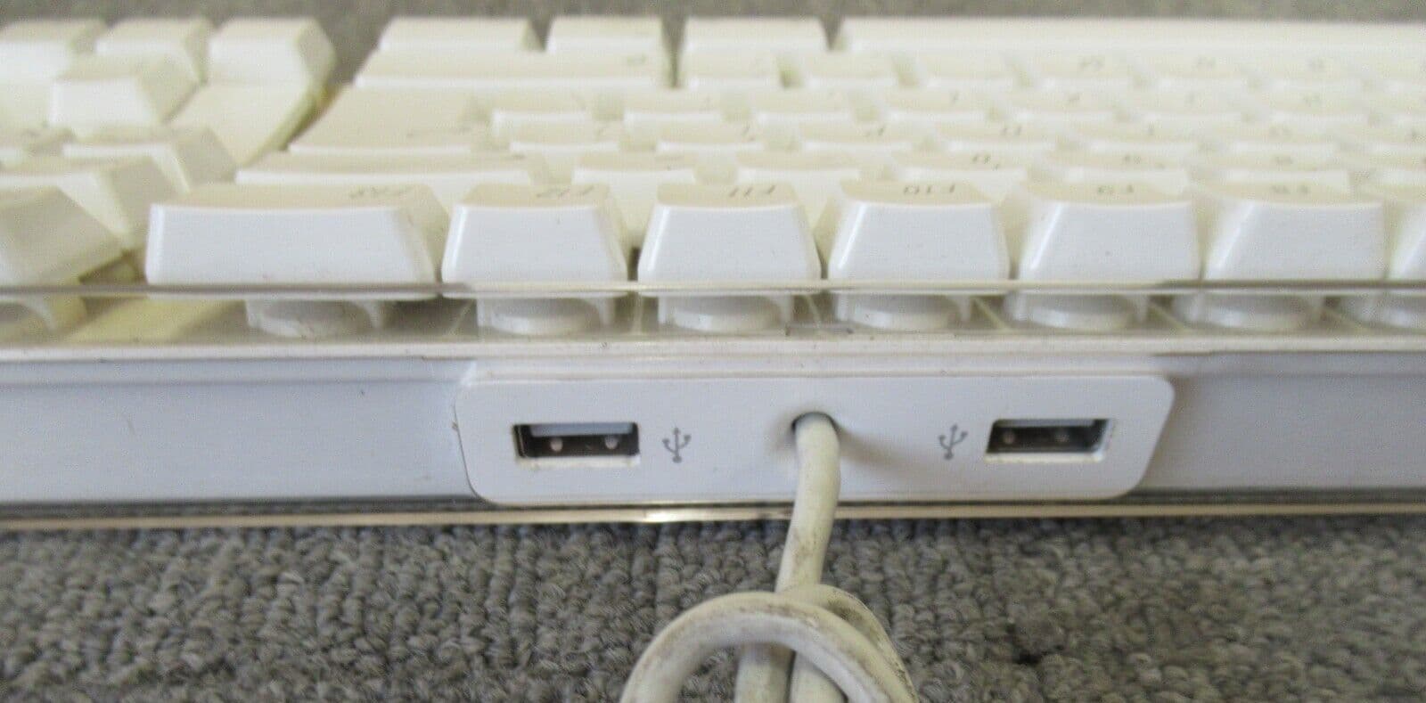 Apple A1048 Genuine Original White USB Wired UK QWERTY Keyboard