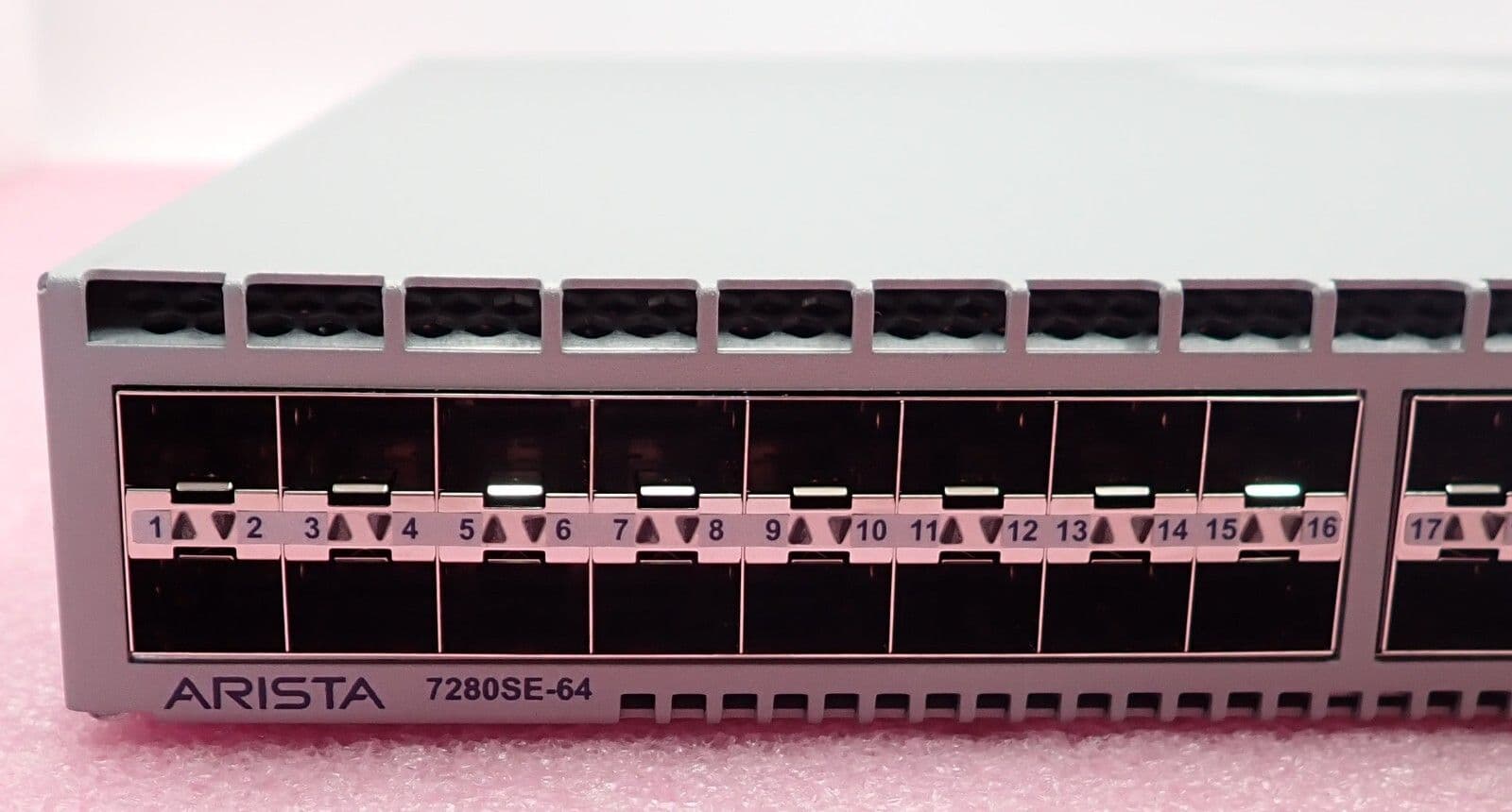 Arista 7280SE DCS-7280SE-64-F 48x 10GbE SFP 4x 40Gb QSFP Port F2B 1U Switch