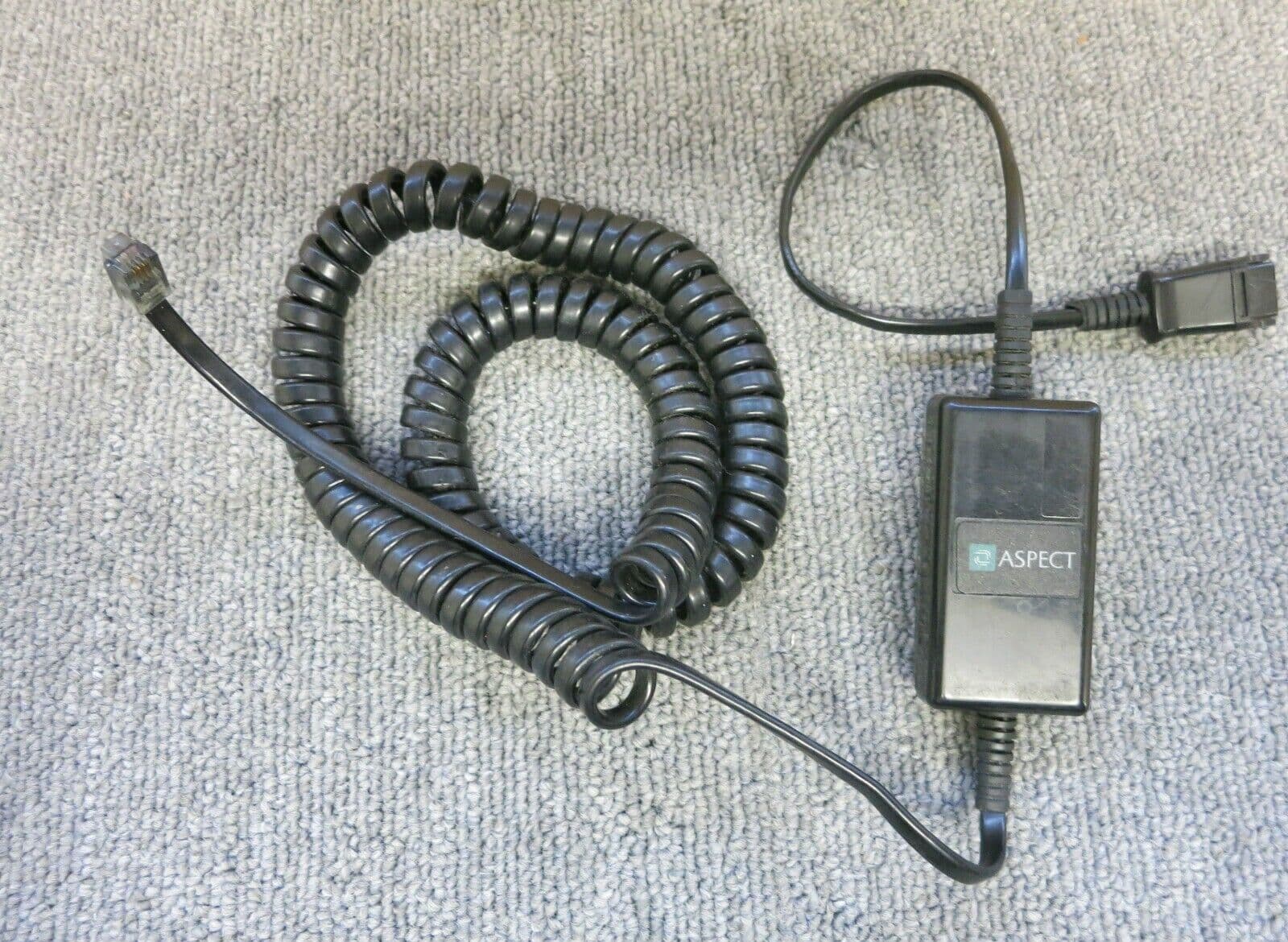 Aspect headset adapter amplifier used on ACD systems with the RNA feature
