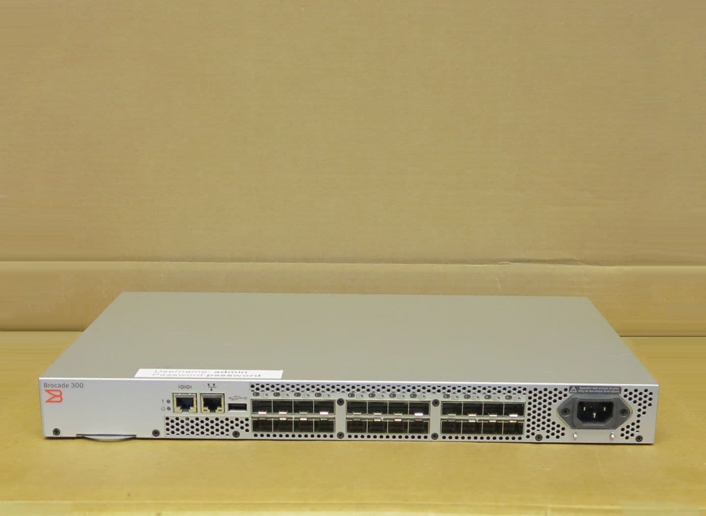 Brocade 320 BR-320-0008 24-Port 8GB Fibre Channel SAN Switch - 16 Ports Active