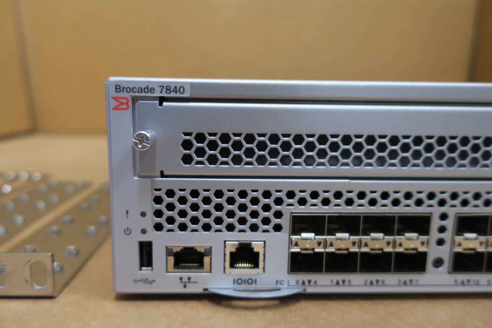 Brocade 7840 40 Port FC SAN 40GbE 10GbE Extension SFP Switch BR-7840-B-0001