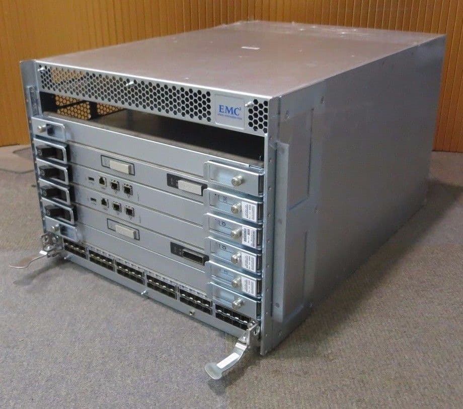 Brocade ED-DCX-4S Backbone SAN Switch 100-652-565 1x FC8-48 2x CP8 2x CR4S8