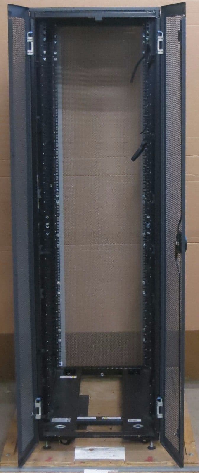 Cisco R-Series R42610 42U RACK-UCS2-INT Server Enclosure Network Rack ...