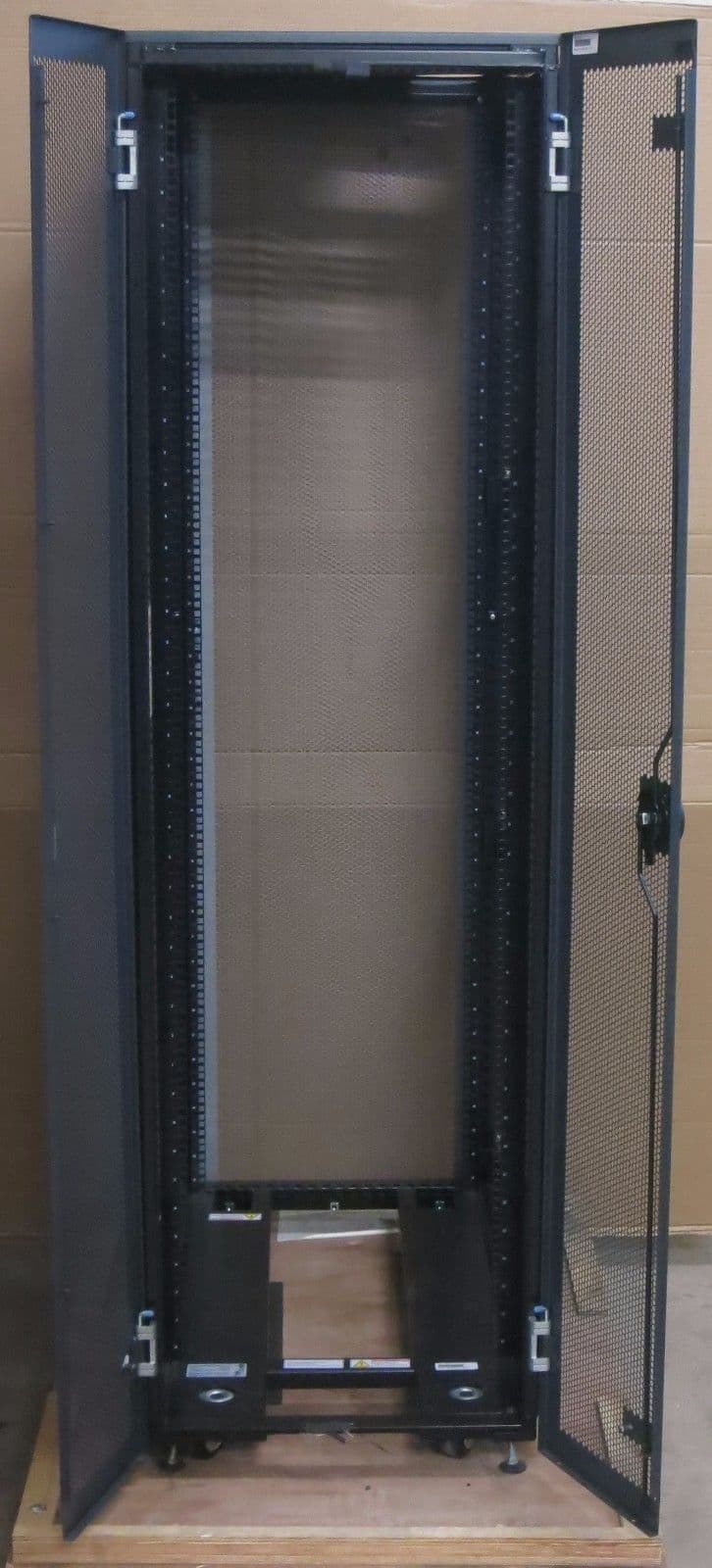 Cisco R42610 42U RACK-UCS2-INT Server Enclosure Network Rack Cabinet ...