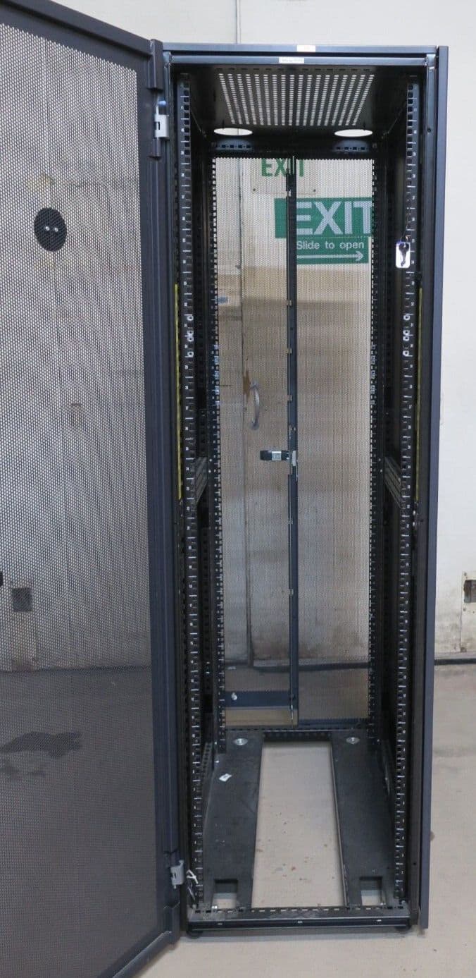 Dell 4210 42U PowerEdge Server Network Rack Cabinet 1000mm x 610mm Sides 1