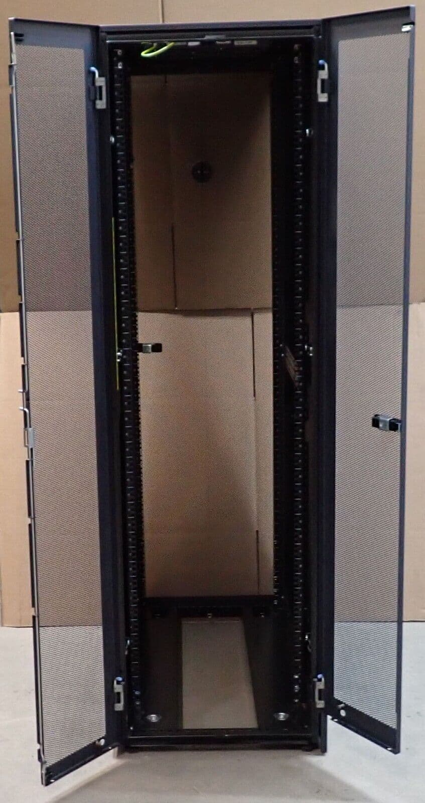 Dell 4210 42U PowerEdge Server Network Rack Cabinet 1000mm x 610mm Sides